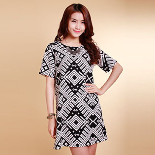 Đầm Form Suông Rộng Màu Trắng